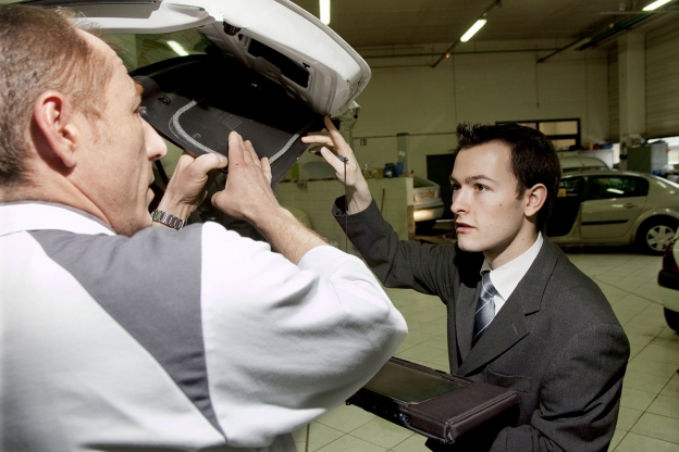 Comment devenir Expert / Experte Automobile ? - Salaires et Fiche-Métier