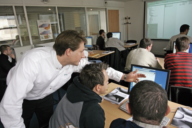 Comment devenir Formateur / Formatrice En Informatique ? - Salaires et ...